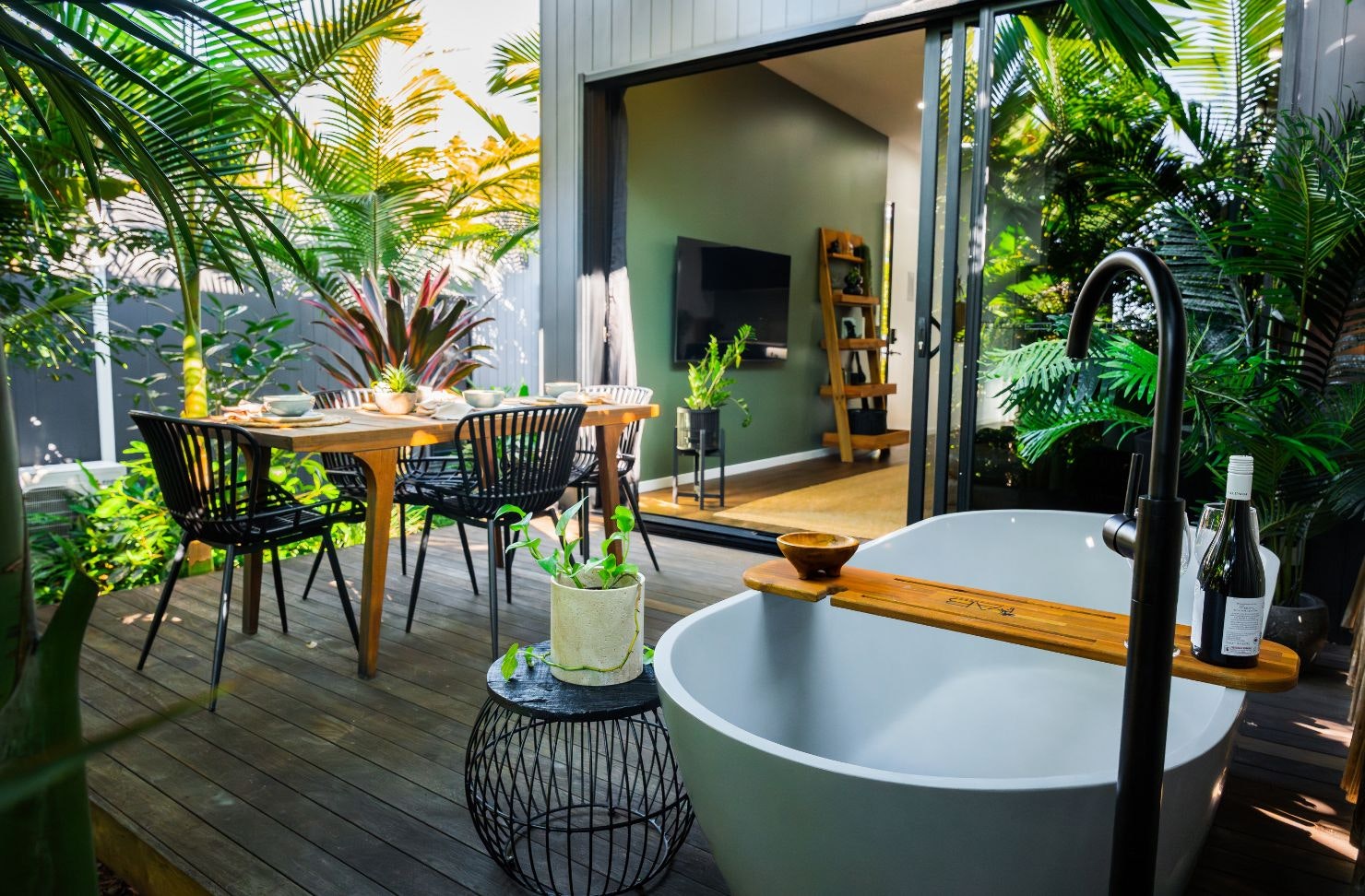 Go Full Tropical At This Airlie Beach Stay (With An Outdoor Bath ...