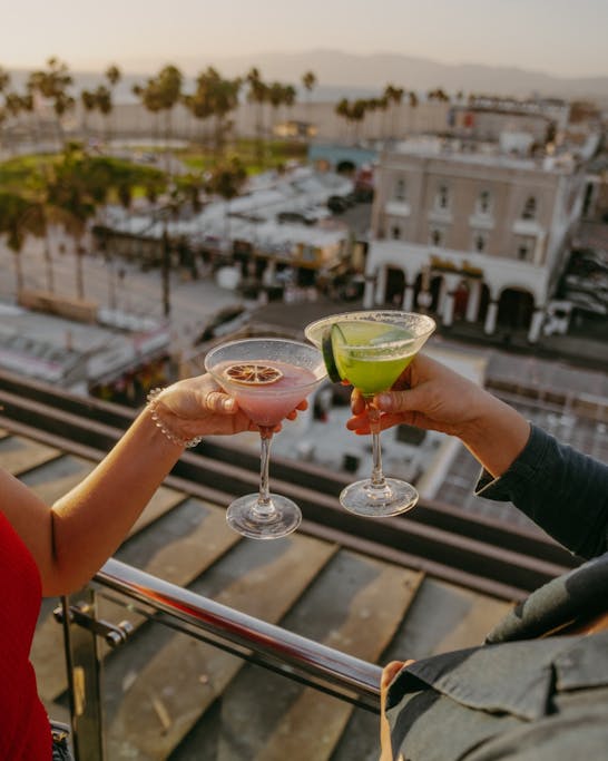 These Sky High Rooftop Bars Are The Perfect Spots To Catch The Iconic ...