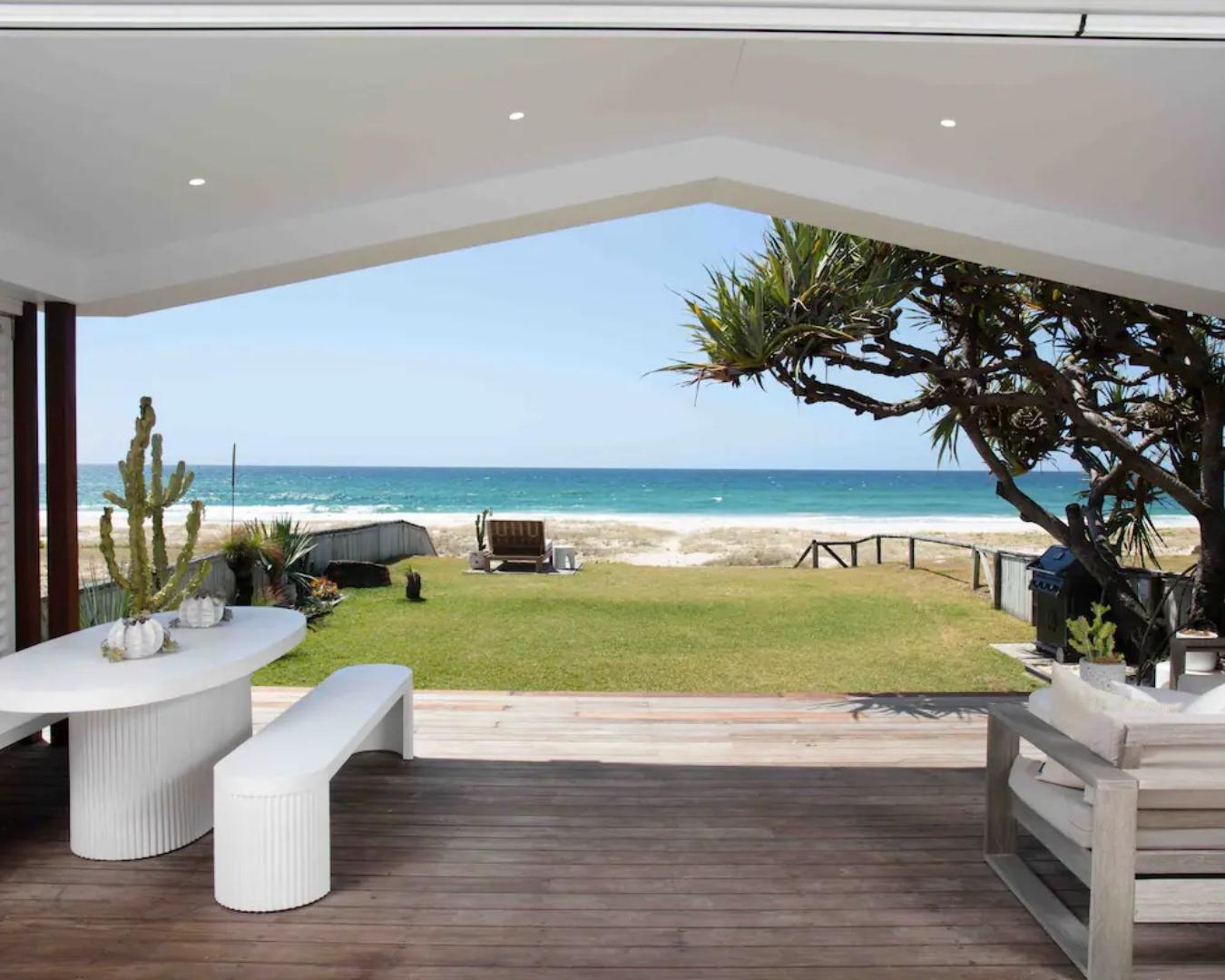 19 Best Beach Houses Near Brisbane For Your 2025 Coastal Vacay | URBAN ...